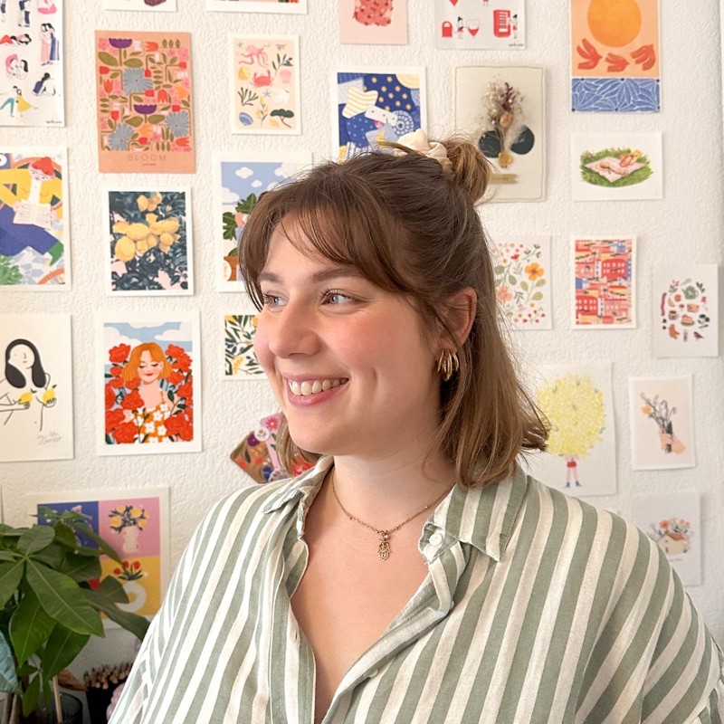 Eve Exprime • Designer Graphique et Illustratrice Responsable