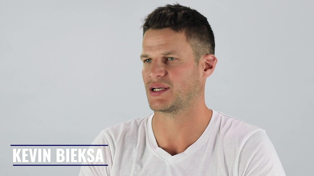 Top 10 Hockey Haircuts to Rock This Season - The Cage Barbershop