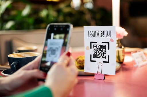How to Use Digital Signage QR Codes to Boost Sales - Juuno
