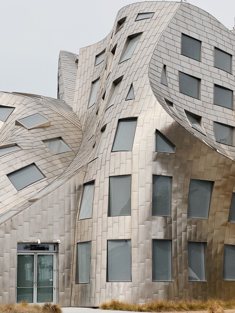The Cleveland Clinic Lou Ruvo Center for Brain Health by Frank Gehry in ...