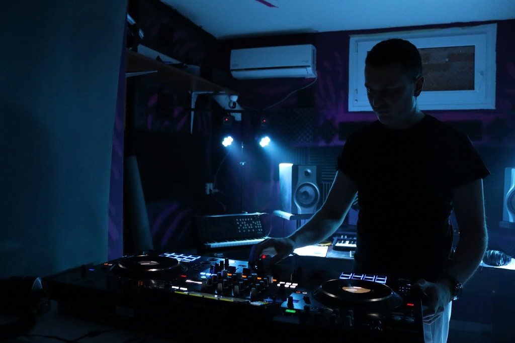 How to Start Mixing Music as a Beginner DJ (Step-by-Step Guide ...