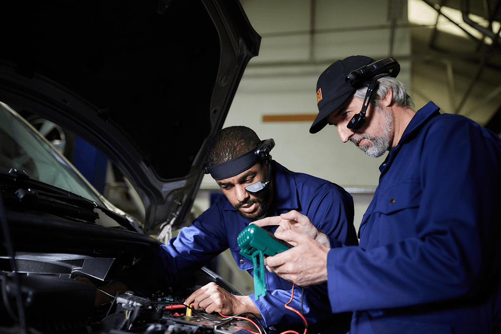 Automotive Solutions | Industries | RealWear Smart Glasses