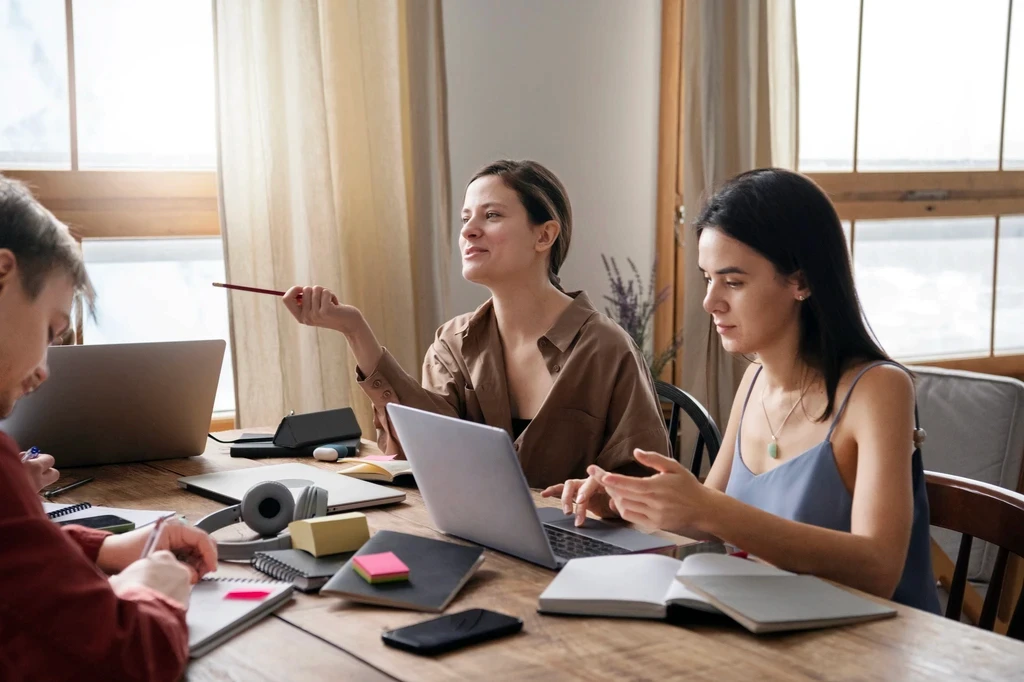 Social Media Slang for 2023 (and the Top 25 Phrases you Need to Know ...