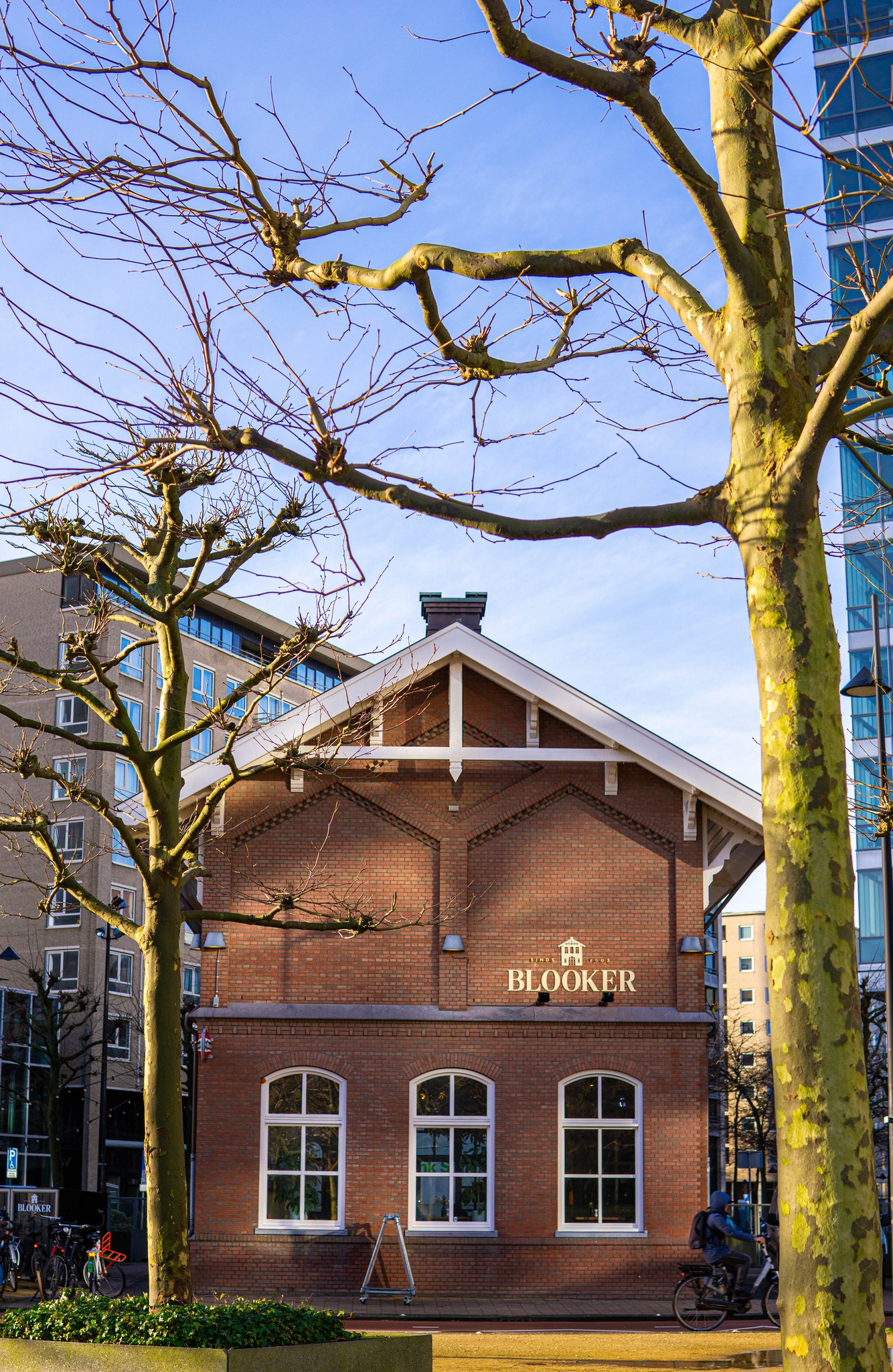 Café Blooker Amsterdam — House in the middle of Amstelplein