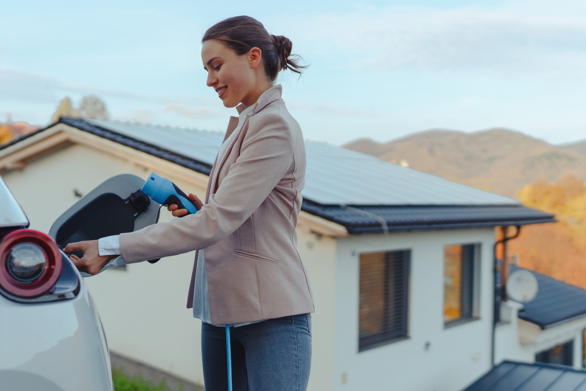 How to charge your electric car with solar panels: complete guide | Daze