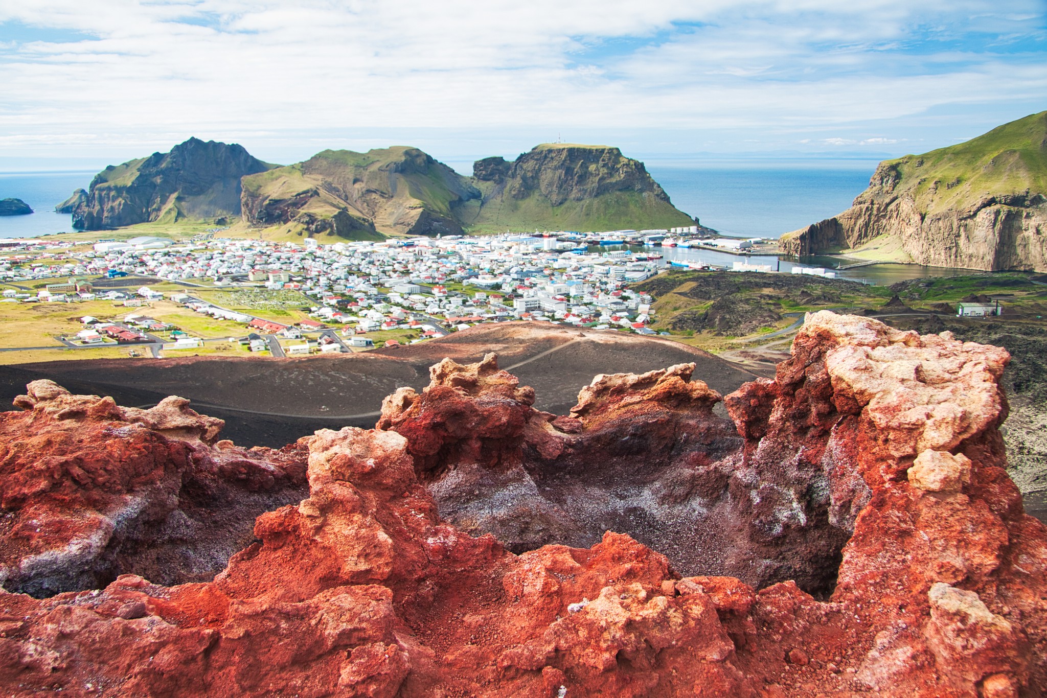 When Eldfell erupted, thousands had to be immediately evacuated from the Westman Islands - Lavashow