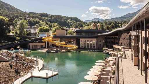 Top family hotels with a(n) Ice Skating Rink | Ultimate Family Hotels