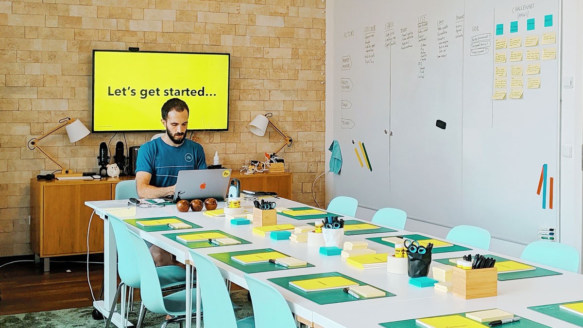 How To Run a Design Thinking Workshop [2024 Guide]