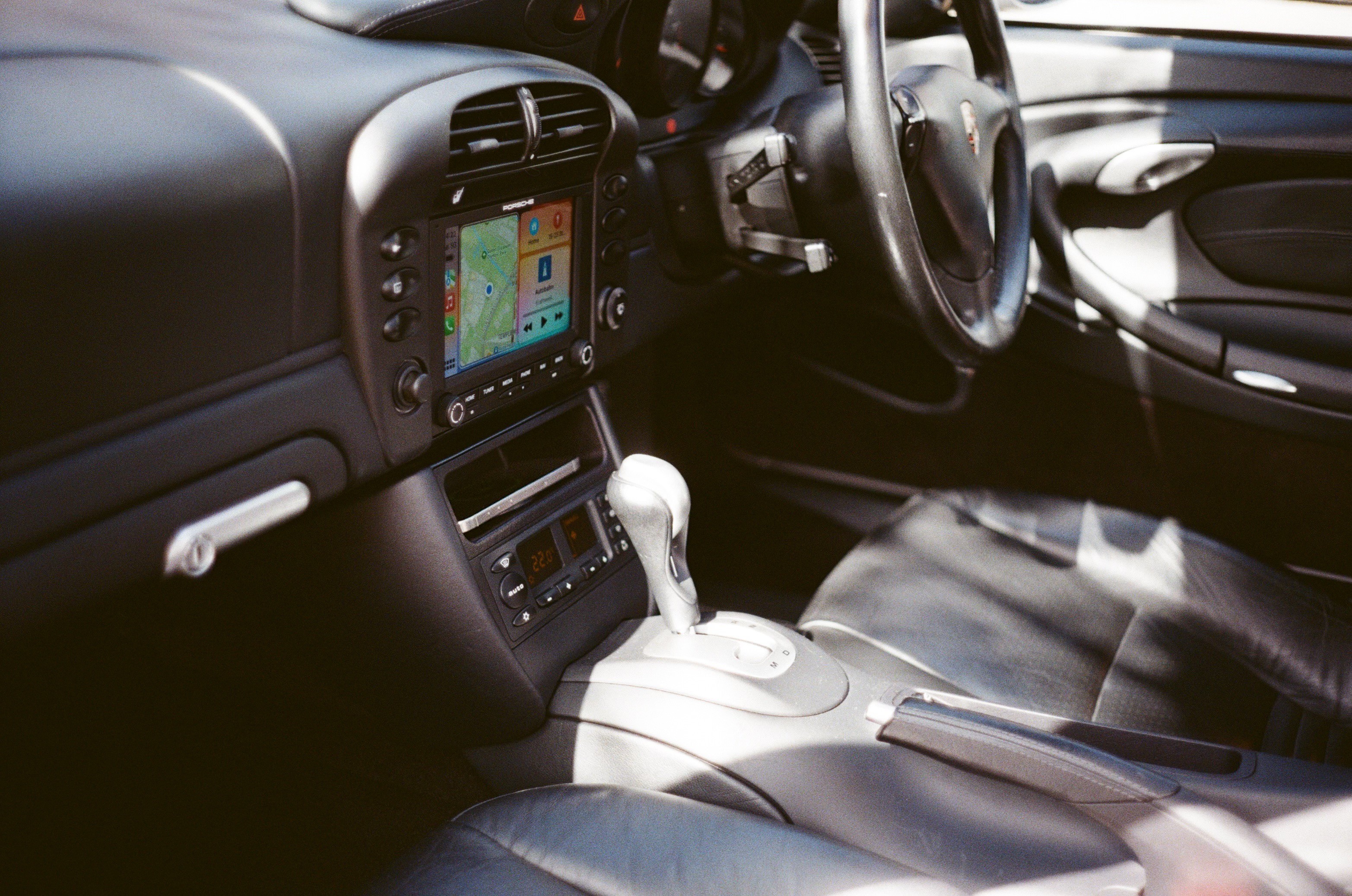 Autobahn: MagSafe+Qi charging mount for your classic Porsche.