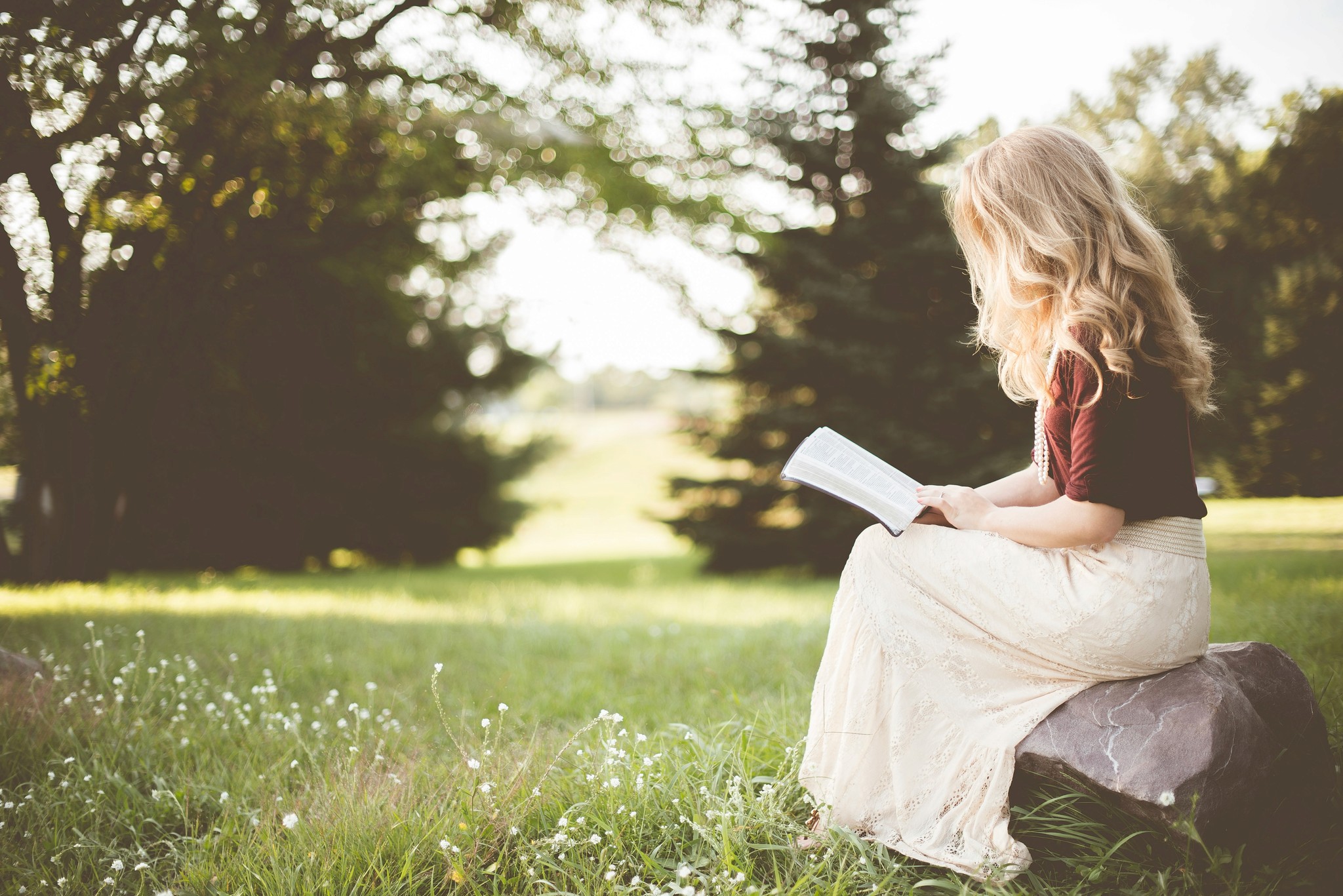 How to Achieve the Best Posture for Reading & 7 Tips to Boost Comfort ...