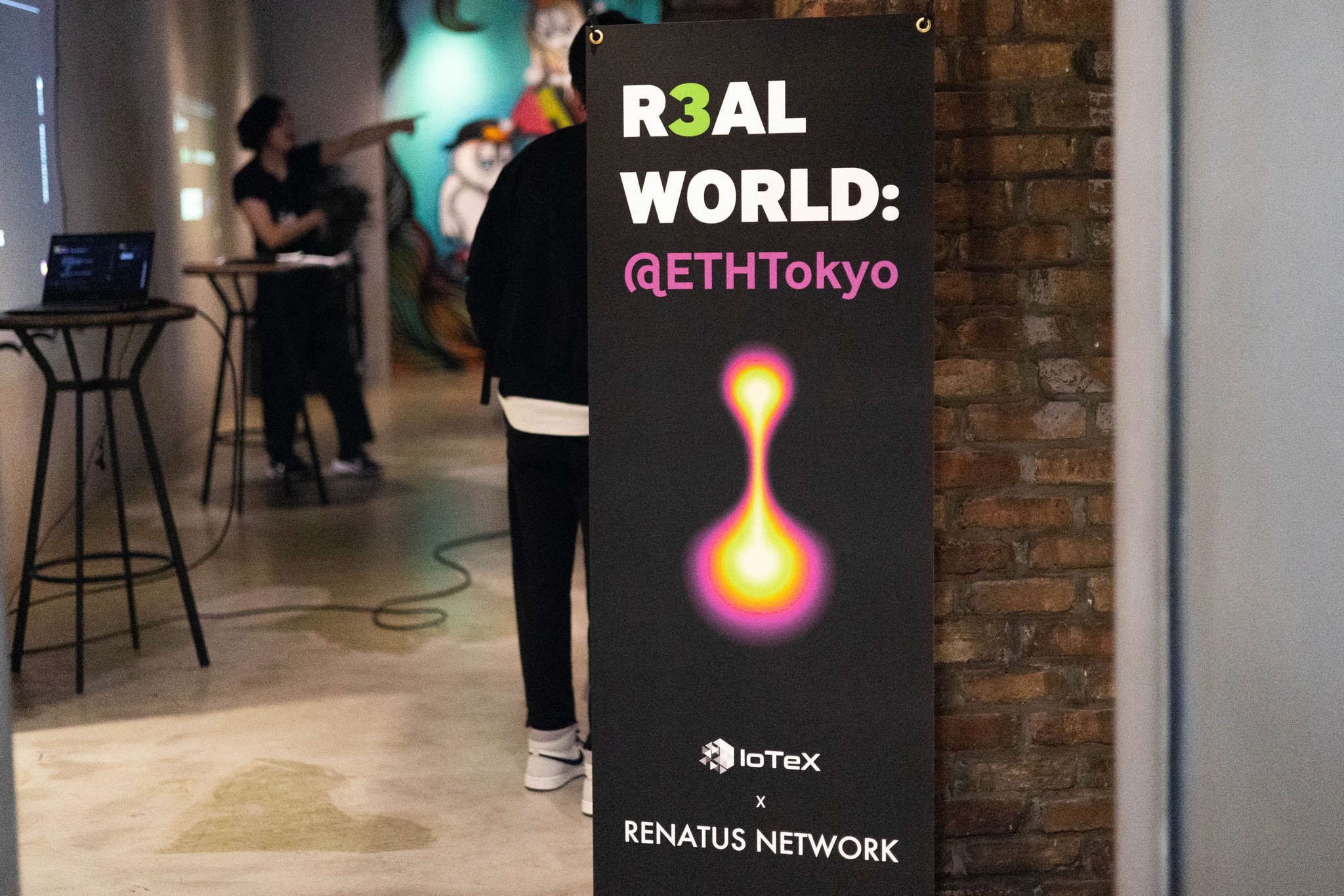 R3AL WORLD - Right here. Right Now