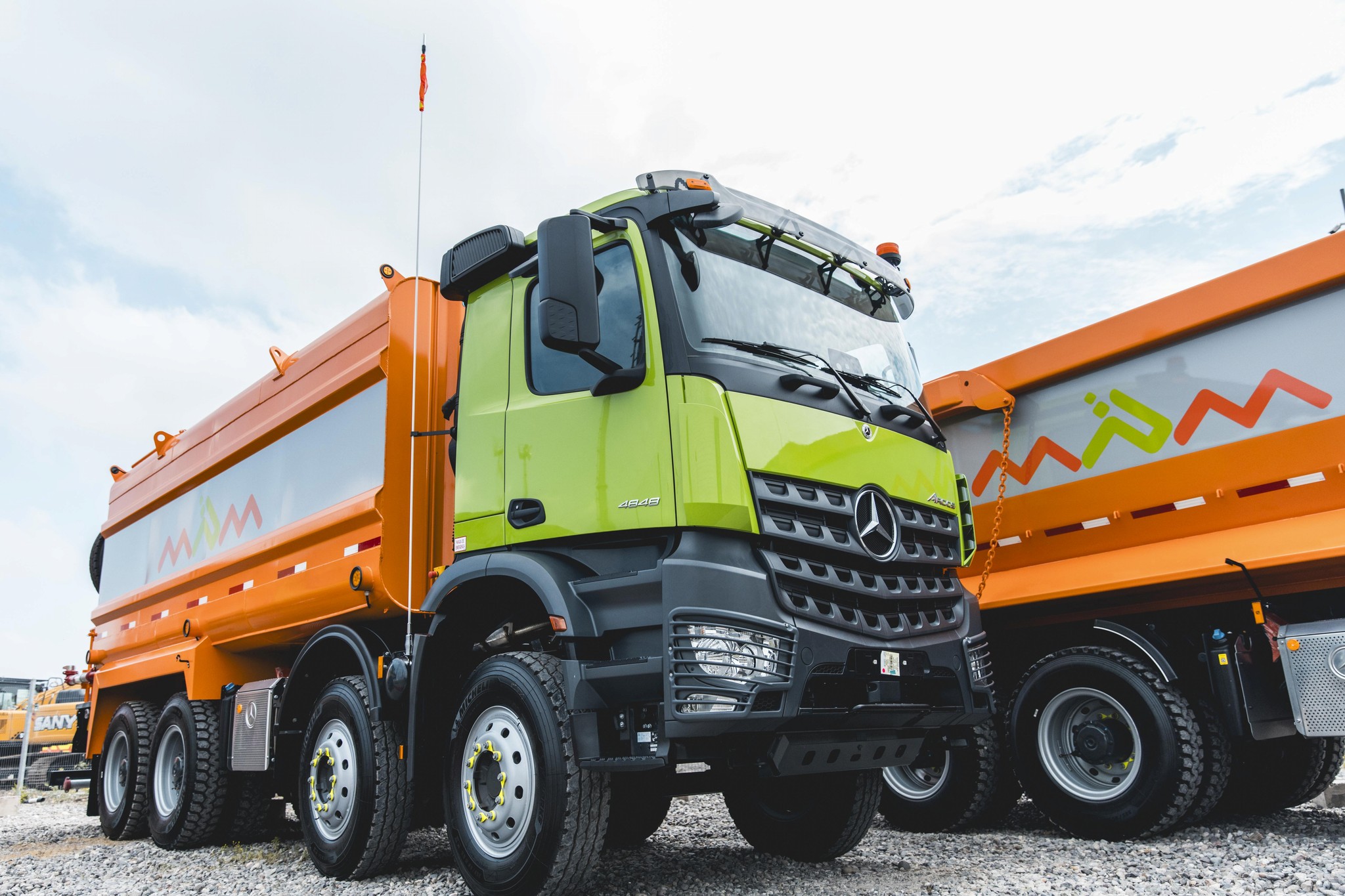 MPM Rental marca un hito adquiriendo 100 camiones Mercedes-Benz - My ...